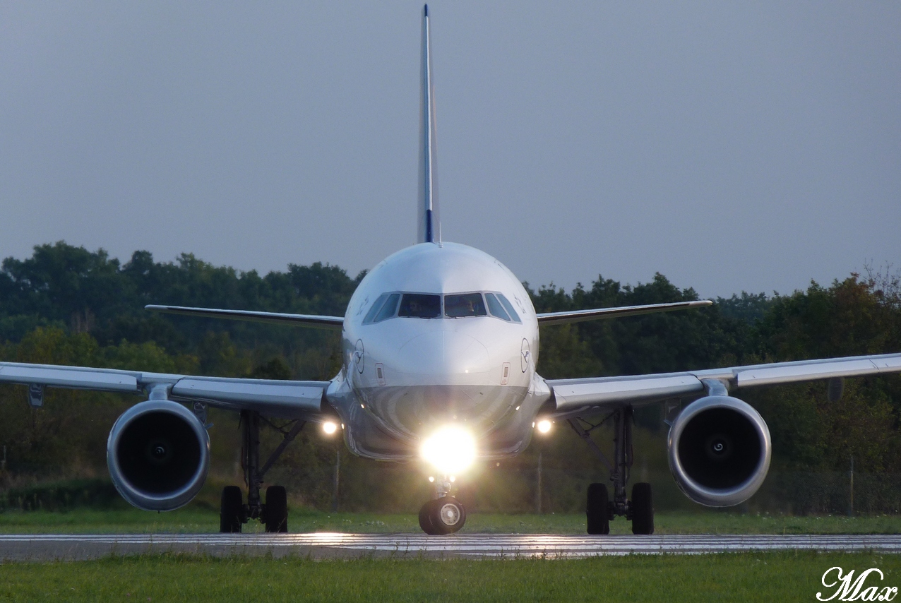 Spotting du 15/10/2011 : A320 BH Air, ATR72 Danube Wings, A320 ...