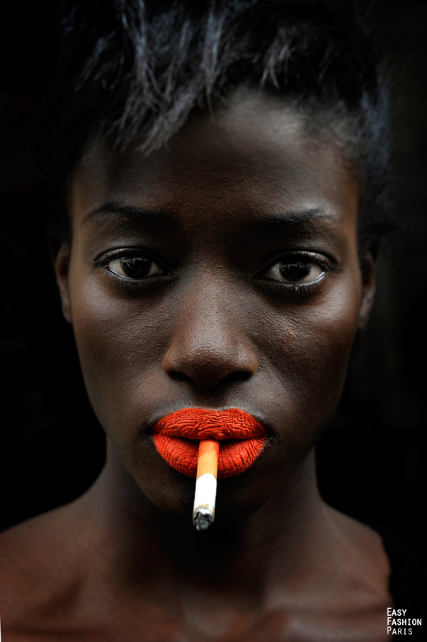 Easy Fashion: Model in a Smoke - FW - Paris